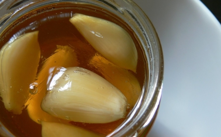 Hani hudhër dhe mjaltë në stomak të zbrazët - Keshilla.NET